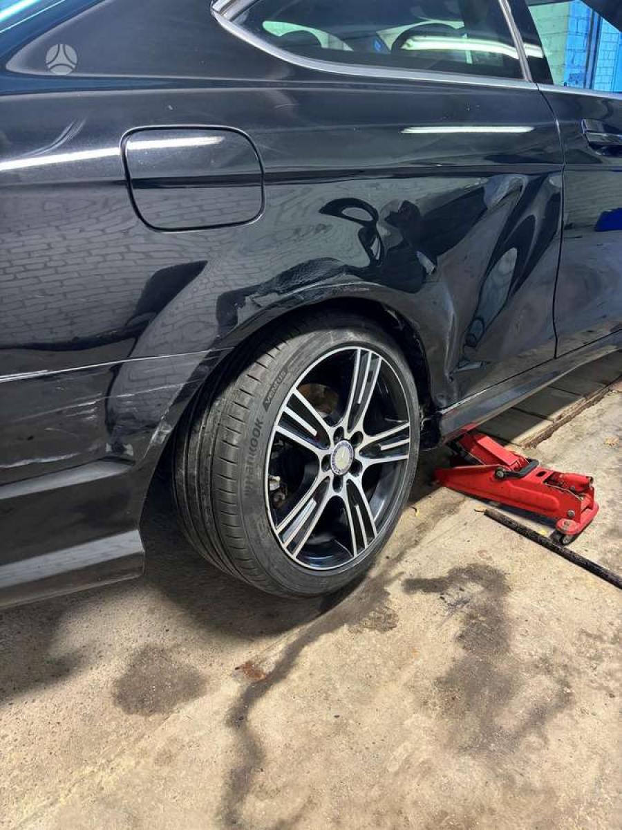 Black Mercedes-Benz c-220 2013 in Jonava, with an engine capacity of 2.20 L and mileage of 237 thousand km for 5950 €, photo 20 on AUTOMOTO.COM.LV