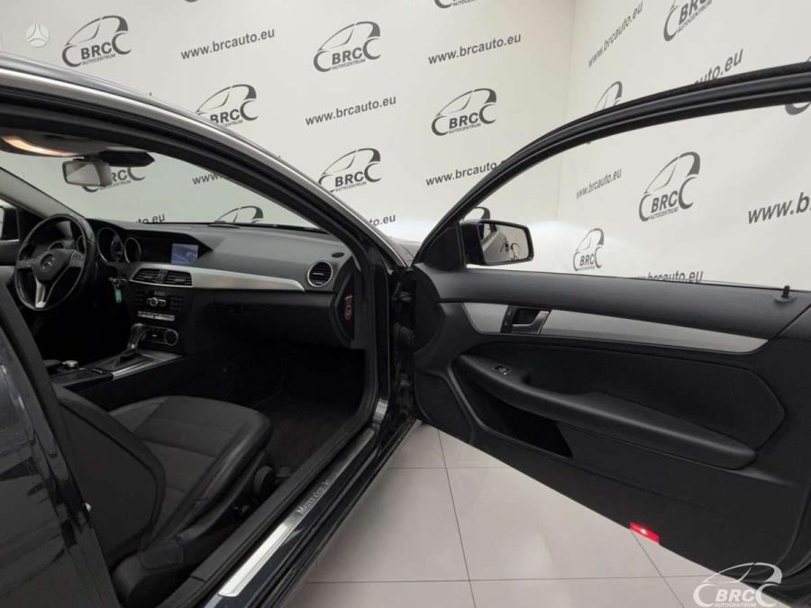 Black Mercedes-Benz c-220 2014 in Vilnius, with an engine capacity of 2.14 L and mileage of 217 thousand km for 9000 €, photo 8 on AUTOMOTO.COM.LV