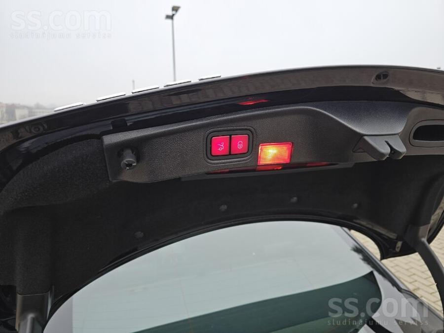 Black Mercedes-Benz c-220 2018 in Vilnius, with an engine capacity of 2.00 L and mileage of 306 thousand km for 19999 €, photo 16 on AUTOMOTO.COM.LV