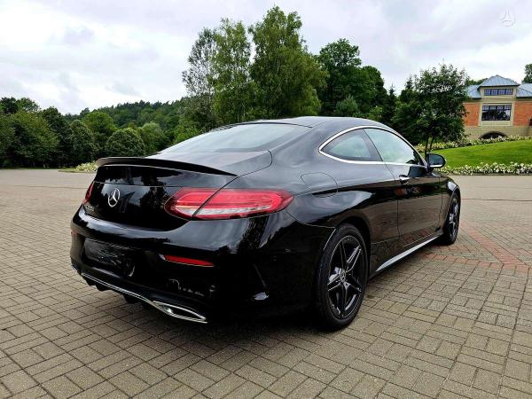 Black Mercedes-Benz c-220 2018 in Vilnius, with an engine capacity of 2.00 L and mileage of 307 thousand km for 19000 €, photo 4 on AUTOMOTO.COM.LV