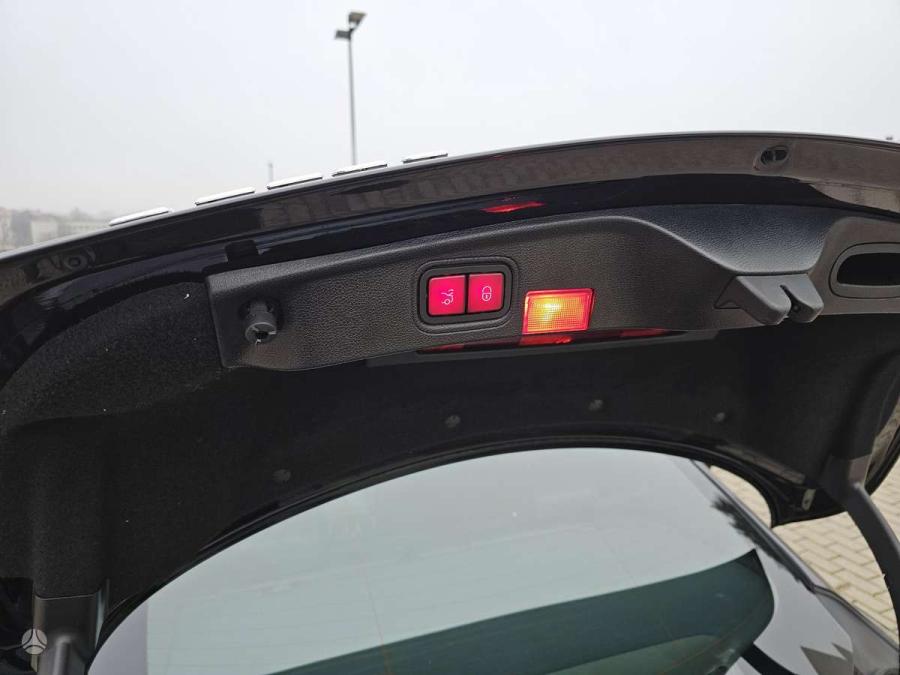 Black Mercedes-Benz c-220 2018 in Vilnius, with an engine capacity of 2.00 L and mileage of 307 thousand km for 19000 €, photo 17 on AUTOMOTO.COM.LV