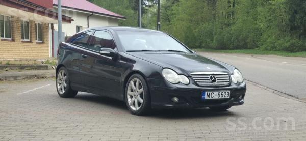 Black Mercedes-Benz c-220 2004 in Daugavpils, with an engine capacity of 2.20 L and mileage of 218 thousand km for 2450 €, photo 1 on AUTOMOTO.COM.LV