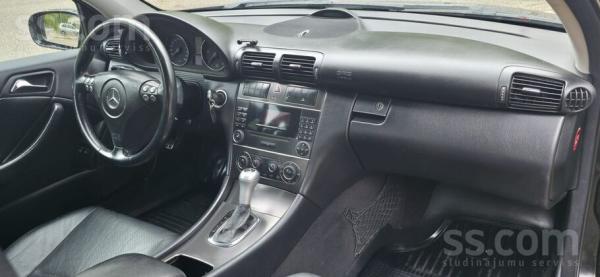 Black Mercedes-Benz c-220 2004 in Daugavpils, with an engine capacity of 2.20 L and mileage of 218 thousand km for 2450 €, photo 8 on AUTOMOTO.COM.LV