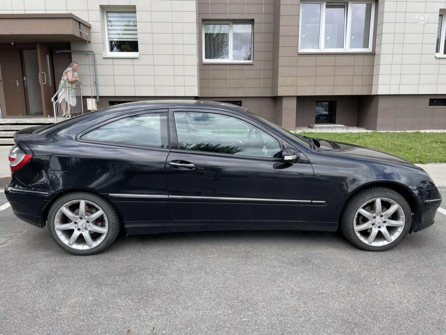 Black Mercedes-Benz c-220 2005 in Kaunas, with an engine capacity of 2.20 L and mileage of 290 thousand km for 2200 €, photo 1 on AUTOMOTO.COM.LV