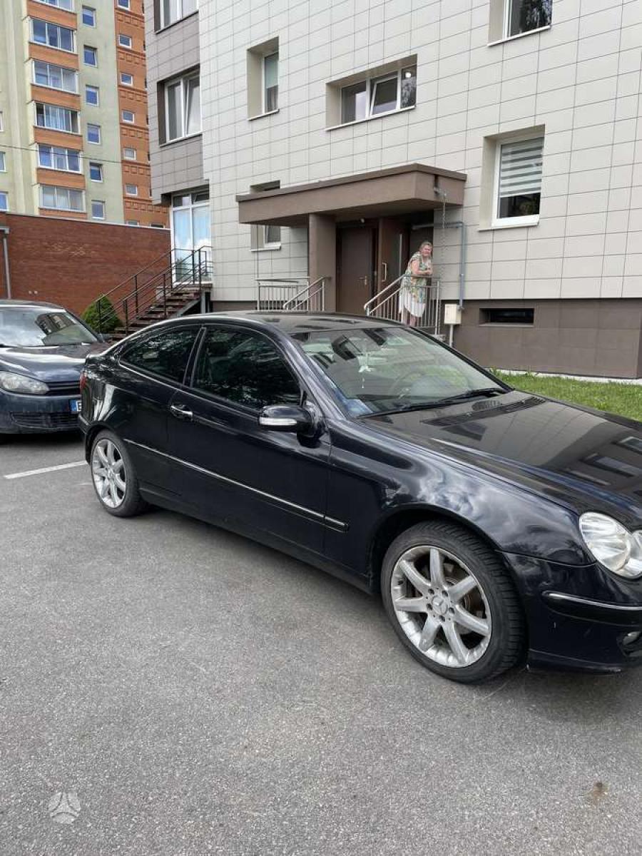 Black Mercedes-Benz c-220 2005 in Kaunas, with an engine capacity of 2.20 L and mileage of 290 thousand km for 2200 €, photo 3 on AUTOMOTO.COM.LV