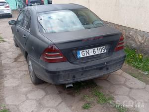 Black Mercedes-Benz c-220 2001 in Daugavpils, with an engine capacity of 2.20 L and mileage of 390 thousand km for 950 €, photo 2 on AUTOMOTO.COM.LV