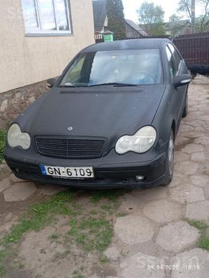 Black Mercedes-Benz c-220 2001 in Daugavpils, with an engine capacity of 2.20 L and mileage of 390 thousand km for 950 €, photo 3 on AUTOMOTO.COM.LV