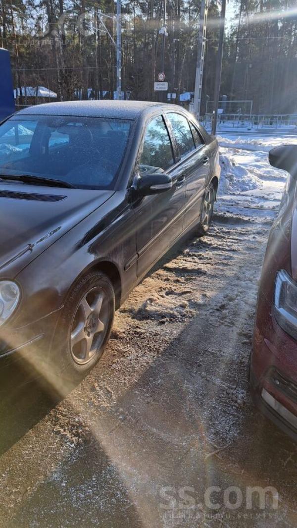 Melns Mercedes-Benz c-220 2003 Jūrmala, ar dzinēja tilpumu 2.20 L un nobraukumu 280 tūkst. km par 2000 €, foto 3 vietnē AUTOMOTO.COM.LV