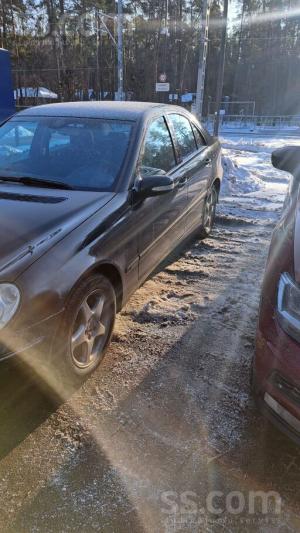 Melns Mercedes-Benz c-220 2003 Jūrmala, ar dzinēja tilpumu 2.20 L un nobraukumu 280 tūkst. km par 2000 €, foto 3 vietnē AUTOMOTO.COM.LV