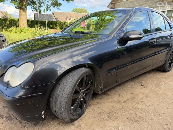 Black Mercedes-Benz c-220 2003 in Salcininkai, with an engine capacity of 2.20 L and mileage of 429 thousand km for 1200 €, photo 2 on AUTOMOTO.COM.LV