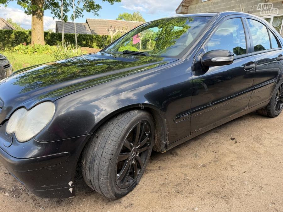 Black Mercedes-Benz c-220 2003 in Salcininkai, with an engine capacity of 2.20 L and mileage of 429 thousand km for 1200 €, photo 3 on AUTOMOTO.COM.LV