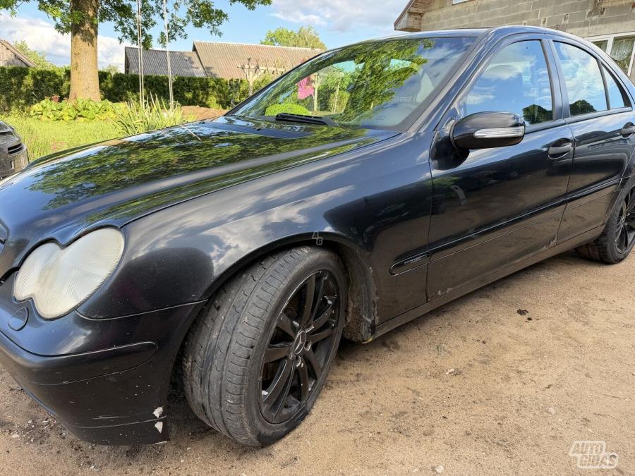 Melns Mercedes-Benz c-220 2003 Šalčininkai, ar dzinēja tilpumu 2.20 L un nobraukumu 429 tūkst. km par 1000 €, foto 3 vietnē AUTOMOTO.COM.LV