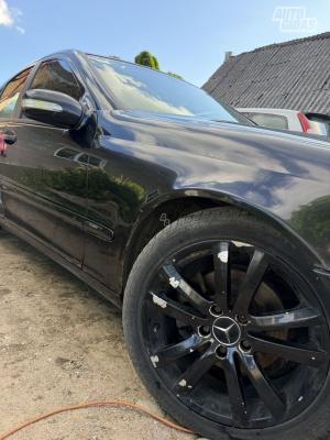 Melns Mercedes-Benz c-220 2003 Šalčininkai, ar dzinēja tilpumu 2.20 L un nobraukumu 429 tūkst. km par 1000 €, foto 4 vietnē AUTOMOTO.COM.LV