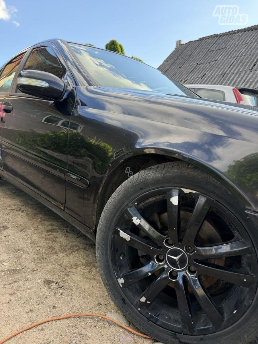 Melns Mercedes-Benz c-220 2003 Šalčininkai, ar dzinēja tilpumu 2.20 L un nobraukumu 429 tūkst. km par 1000 €, foto 4 vietnē AUTOMOTO.COM.LV