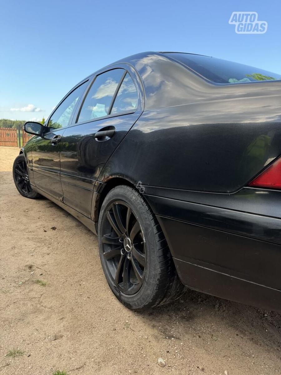 Melns Mercedes-Benz c-220 2003 Šalčininkai, ar dzinēja tilpumu 2.20 L un nobraukumu 429 tūkst. km par 1000 €, foto 10 vietnē AUTOMOTO.COM.LV
