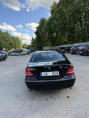 Черный Мерседес Ц 220 2004 в Талси, объемом двигателя 2.20 л и пробегом 315 тыс. км за 2200 €, фото 4 на AUTOMOTO.COM.LV