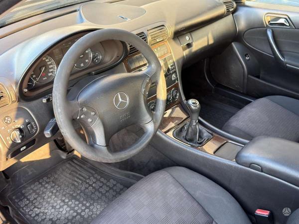 Melns Mercedes-Benz c-220 2004 Viļņa, ar dzinēja tilpumu 2.15 L un nobraukumu 409 tūkst. km par 1950 €, foto 8 vietnē AUTOMOTO.COM.LV