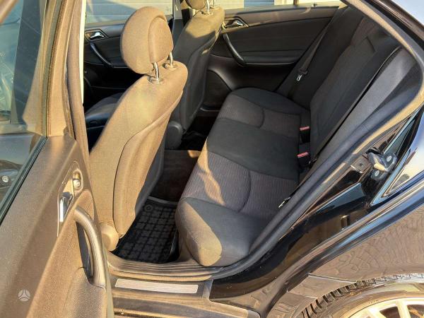 Melns Mercedes-Benz c-220 2004 Viļņa, ar dzinēja tilpumu 2.15 L un nobraukumu 409 tūkst. km par 1950 €, foto 10 vietnē AUTOMOTO.COM.LV