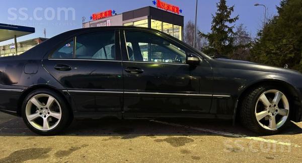 Black Mercedes-Benz c-220 2007 in Riga, with an engine capacity of 2.20 L and mileage of 361 thousand km for 2300 €, photo 6 on AUTOMOTO.COM.LV