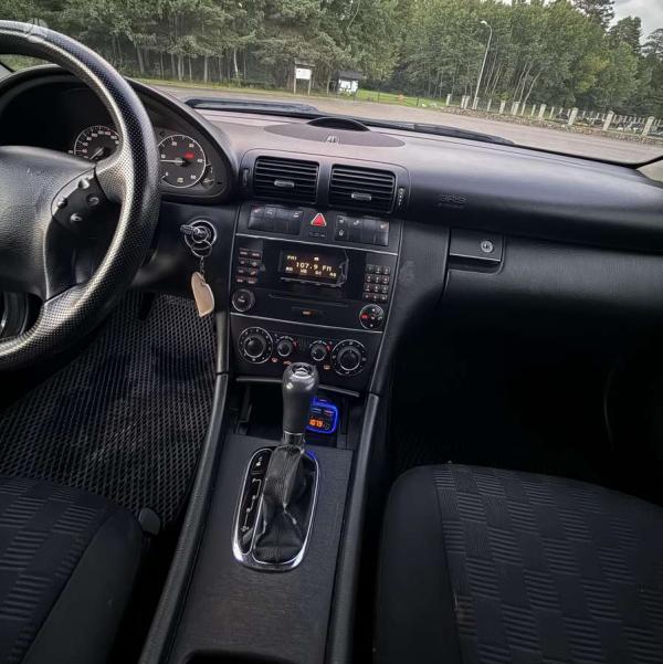 Мерседес Ц 220 2007 в Акмяне на AUTOMOTO.COM.LV Черный Мерседес Ц 220 2007 в Акмяне, объемом двигателя 2.15 л и пробегом 439 тыс. км за 1800 €, фото 5 на AUTOMOTO.COM.LV