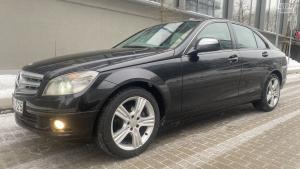 Melns Mercedes-Benz c-220 2008 Viļņa, ar dzinēja tilpumu 2.10 L un nobraukumu 300 tūkst. km par 3700 €, foto  vietnē AUTOMOTO.COM.LV