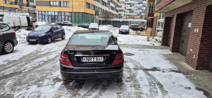 Black Mercedes-Benz c-220 2008 in Vilnius, with an engine capacity of 2.15 L and mileage of 167 thousand km for 5200 €, photo 7 on AUTOMOTO.COM.LV
