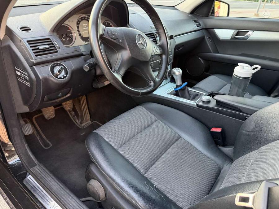 Black Mercedes-Benz c-220 2008 in Taurage, with an engine capacity of 2.15 L and mileage of 285 thousand km for 3600 €, photo 7 on AUTOMOTO.COM.LV
