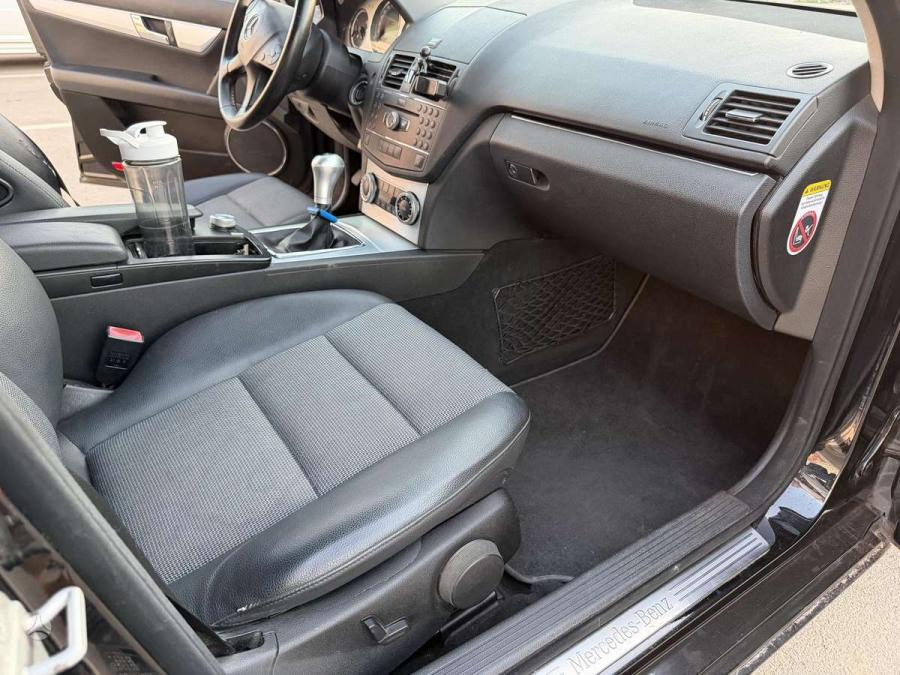 Black Mercedes-Benz c-220 2008 in Taurage, with an engine capacity of 2.15 L and mileage of 285 thousand km for 3600 €, photo 8 on AUTOMOTO.COM.LV