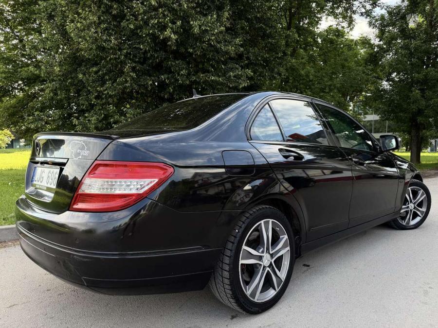 Black Mercedes-Benz c-220 2008 in Kaunas, with an engine capacity of 2.15 L and mileage of 393 thousand km for 5000 €, photo 5 on AUTOMOTO.COM.LV