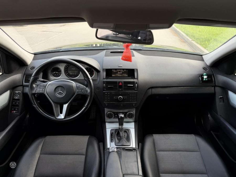 Black Mercedes-Benz c-220 2008 in Kaunas, with an engine capacity of 2.15 L and mileage of 393 thousand km for 5000 €, photo 6 on AUTOMOTO.COM.LV