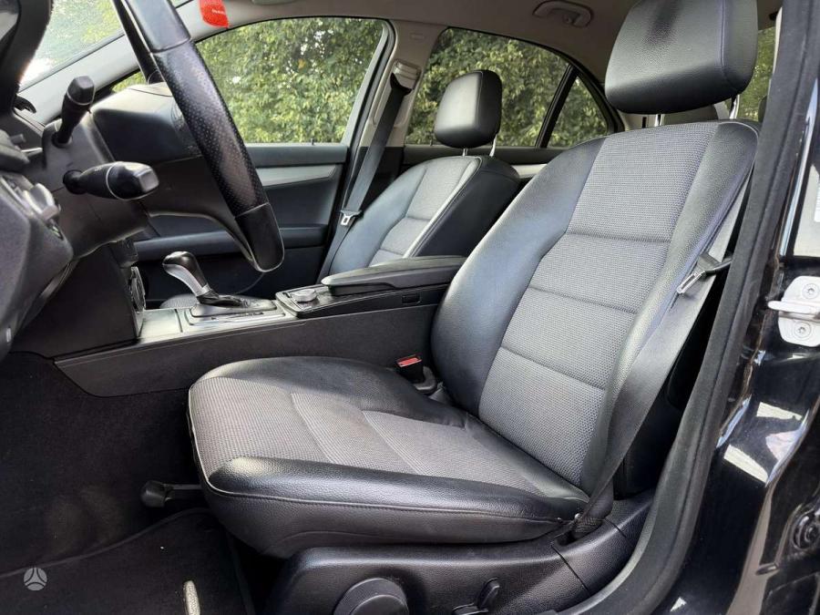 Black Mercedes-Benz c-220 2008 in Kaunas, with an engine capacity of 2.15 L and mileage of 393 thousand km for 5000 €, photo 9 on AUTOMOTO.COM.LV
