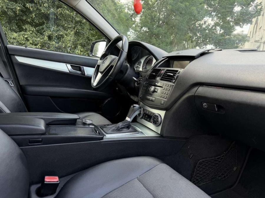 Black Mercedes-Benz c-220 2008 in Kaunas, with an engine capacity of 2.15 L and mileage of 393 thousand km for 5000 €, photo 10 on AUTOMOTO.COM.LV