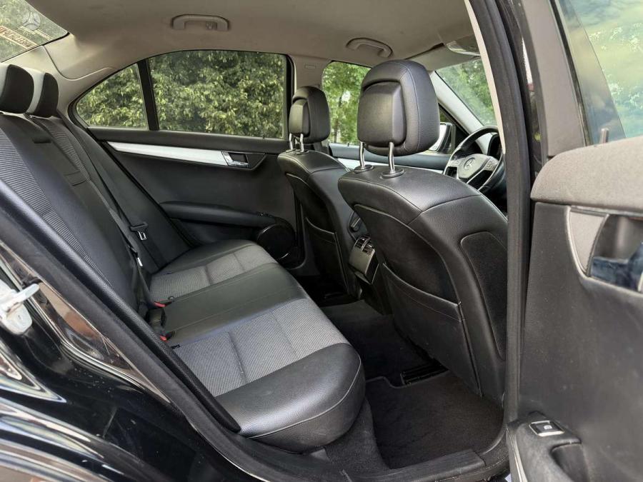 Black Mercedes-Benz c-220 2008 in Kaunas, with an engine capacity of 2.15 L and mileage of 393 thousand km for 5000 €, photo 14 on AUTOMOTO.COM.LV