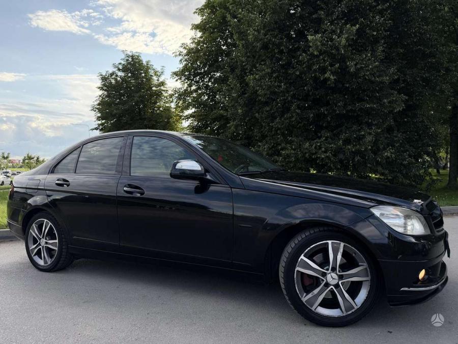 Black Mercedes-Benz c-220 2008 in Kaunas, with an engine capacity of 2.15 L and mileage of 393 thousand km for 5000 €, photo 17 on AUTOMOTO.COM.LV