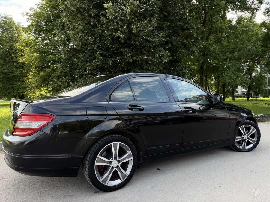 Black Mercedes-Benz c-220 2008 in Kaunas, with an engine capacity of 2.15 L and mileage of 393 thousand km for 5000 €, photo 19 on AUTOMOTO.COM.LV
