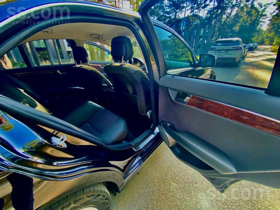 Black Mercedes-Benz c-220 2008 in Riga, with an engine capacity of 2.20 L and mileage of 328 thousand km for 4850 €, photo 11 on AUTOMOTO.COM.LV
