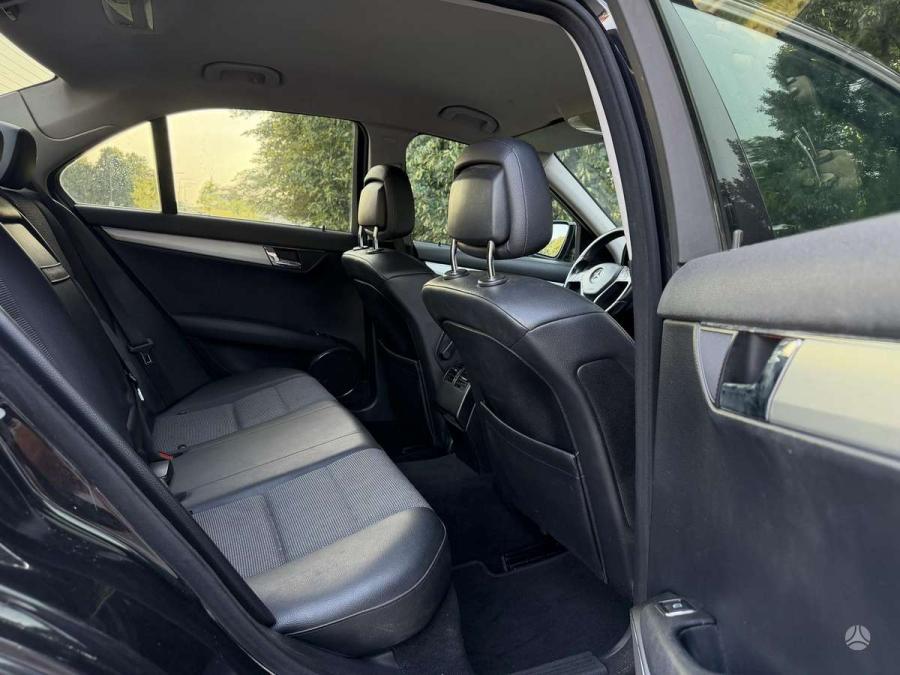 Melns Mercedes-Benz c-220 2008 Kauņa, ar dzinēja tilpumu 2.15 L un nobraukumu 396 tūkst. km par 4950 €, foto 13 vietnē AUTOMOTO.COM.LV