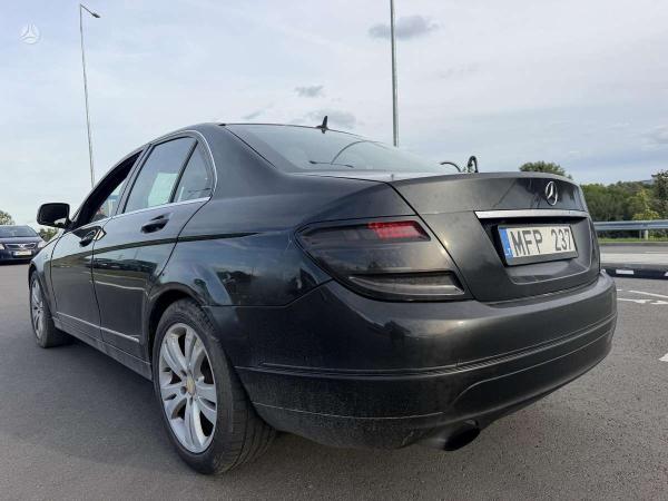 Melns Mercedes-Benz c-220 2008 Kauņa, ar dzinēja tilpumu 2.15 L un nobraukumu 415 tūkst. km par 1250 €, foto 5 vietnē AUTOMOTO.COM.LV