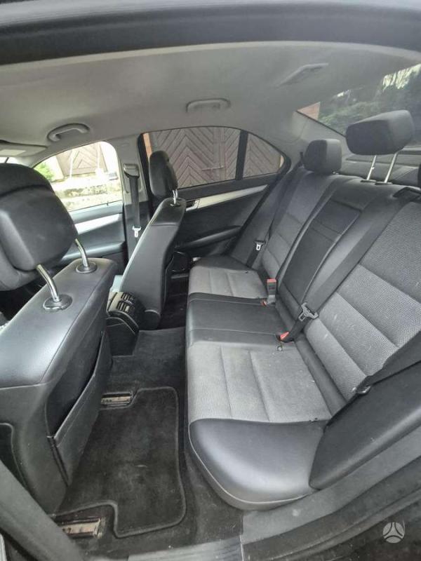 Melns Mercedes-Benz c-220 2009 Šauļi, ar dzinēja tilpumu 2.15 L un nobraukumu 361 tūkst. km par 2650 €, foto 8 vietnē AUTOMOTO.COM.LV