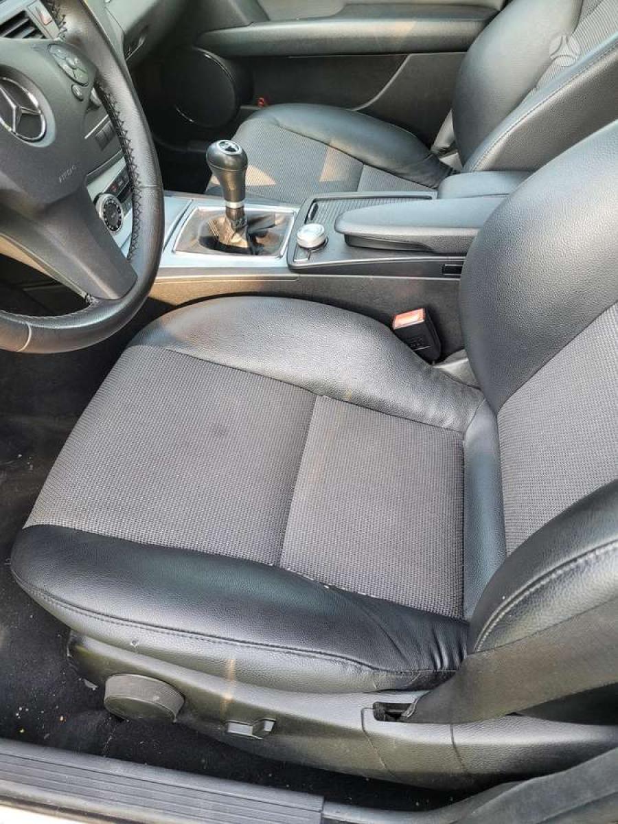Black Mercedes-Benz c-220 2010 in Jurbarkas, with an engine capacity of 2.15 L and mileage of 268 thousand km for 5300 €, photo 8 on AUTOMOTO.COM.LV
