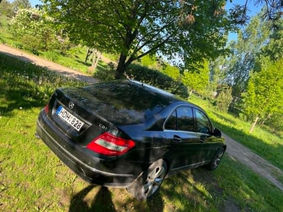Черный Мерседес Ц 220 2010 в Вильнюс, объемом двигателя 0.00 л и пробегом 340 тыс. км за 2899 €, фото 8 на AUTOMOTO.COM.LV