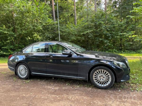 Black Mercedes-Benz c-220 2015 in Ogre, with an engine capacity of 2.20 L and mileage of 239 thousand km for 15000 €, photo 2 on AUTOMOTO.COM.LV