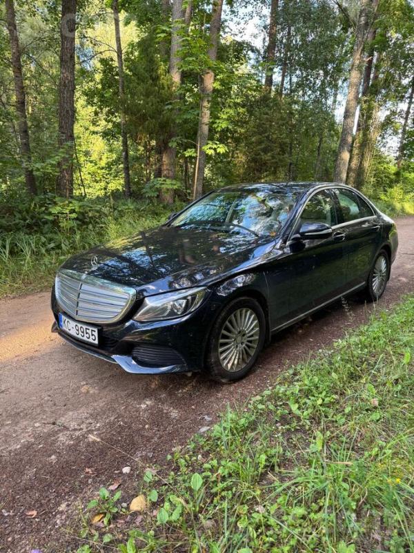 Black Mercedes-Benz c-220 2015 in Ogre, with an engine capacity of 2.20 L and mileage of 239 thousand km for 15000 €, photo 4 on AUTOMOTO.COM.LV