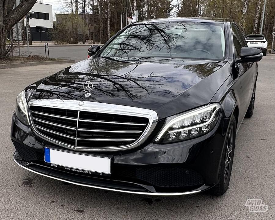 Черный Мерседес Ц 220 2019 в Вильнюс, объемом двигателя 1.90 л и пробегом 176 тыс. км за 19300 €, фото 1 на AUTOMOTO.COM.LV
