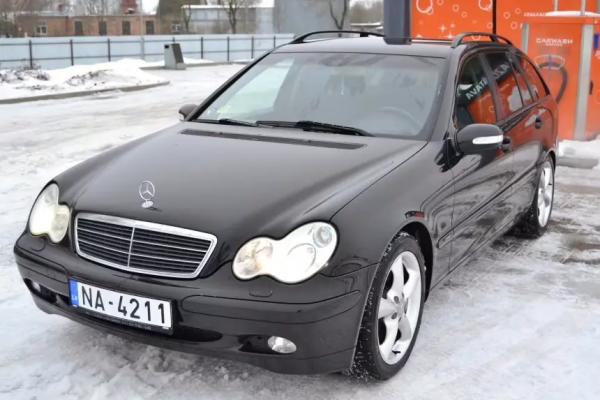 Melns Mercedes-Benz c-220 2003 Jēkabpils, ar dzinēja tilpumu 2.00 L un nobraukumu 221 tūkst. km par 3850 €, foto 3 vietnē AUTOMOTO.COM.LV