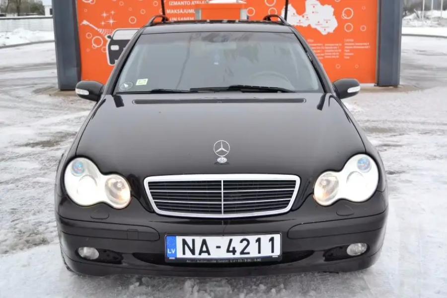 Черный Мерседес Ц 220 2003 в Екабпилс, объемом двигателя 2.00 л и пробегом 221 тыс. км за 3850 €, фото 5 на AUTOMOTO.COM.LV
