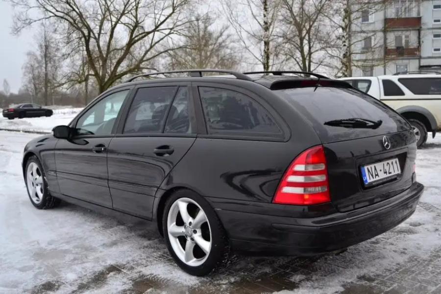 Черный Мерседес Ц 220 2003 в Екабпилс, объемом двигателя 2.00 л и пробегом 221 тыс. км за 3850 €, фото 8 на AUTOMOTO.COM.LV