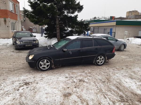 Black Mercedes-Benz c-220 2004 in Kaunas, with an engine capacity of 2.10 L and mileage of 300 thousand km for 1000 €, photo 1 on AUTOMOTO.COM.LV