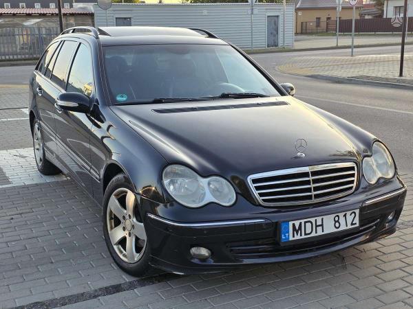 Black Mercedes-Benz c-220 2004 in Ukmerge, with an engine capacity of 2.15 L and mileage of 319 thousand km for 750 €, photo 1 on AUTOMOTO.COM.LV