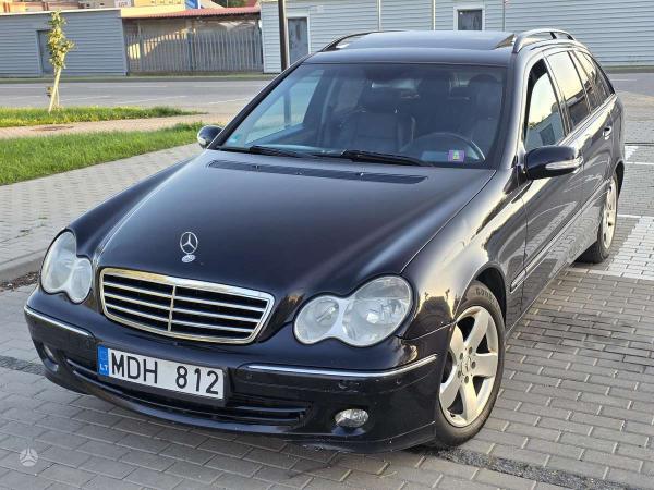 Black Mercedes-Benz c-220 2004 in Ukmerge, with an engine capacity of 2.15 L and mileage of 319 thousand km for 750 €, photo 2 on AUTOMOTO.COM.LV